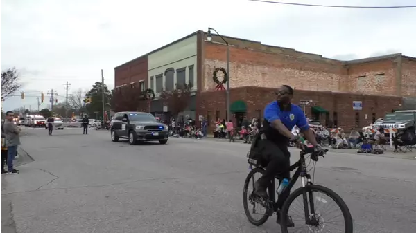Hundreds Attend Dunn Christmas Parade Wtvd Abc11 24 7 Streaming