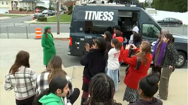 Chantee Lans gives Long Island students taste of journalism - ABC7 New ...